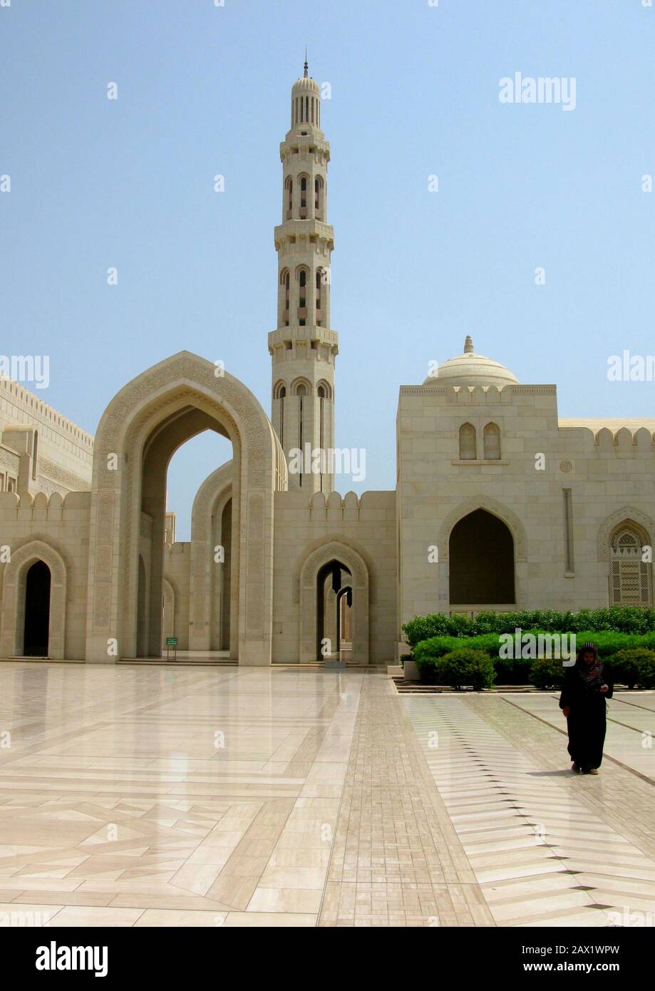 Woman in Courtyard, Sultan Qaboos Grand Mosque, Muscat Stock Photo - Alamy