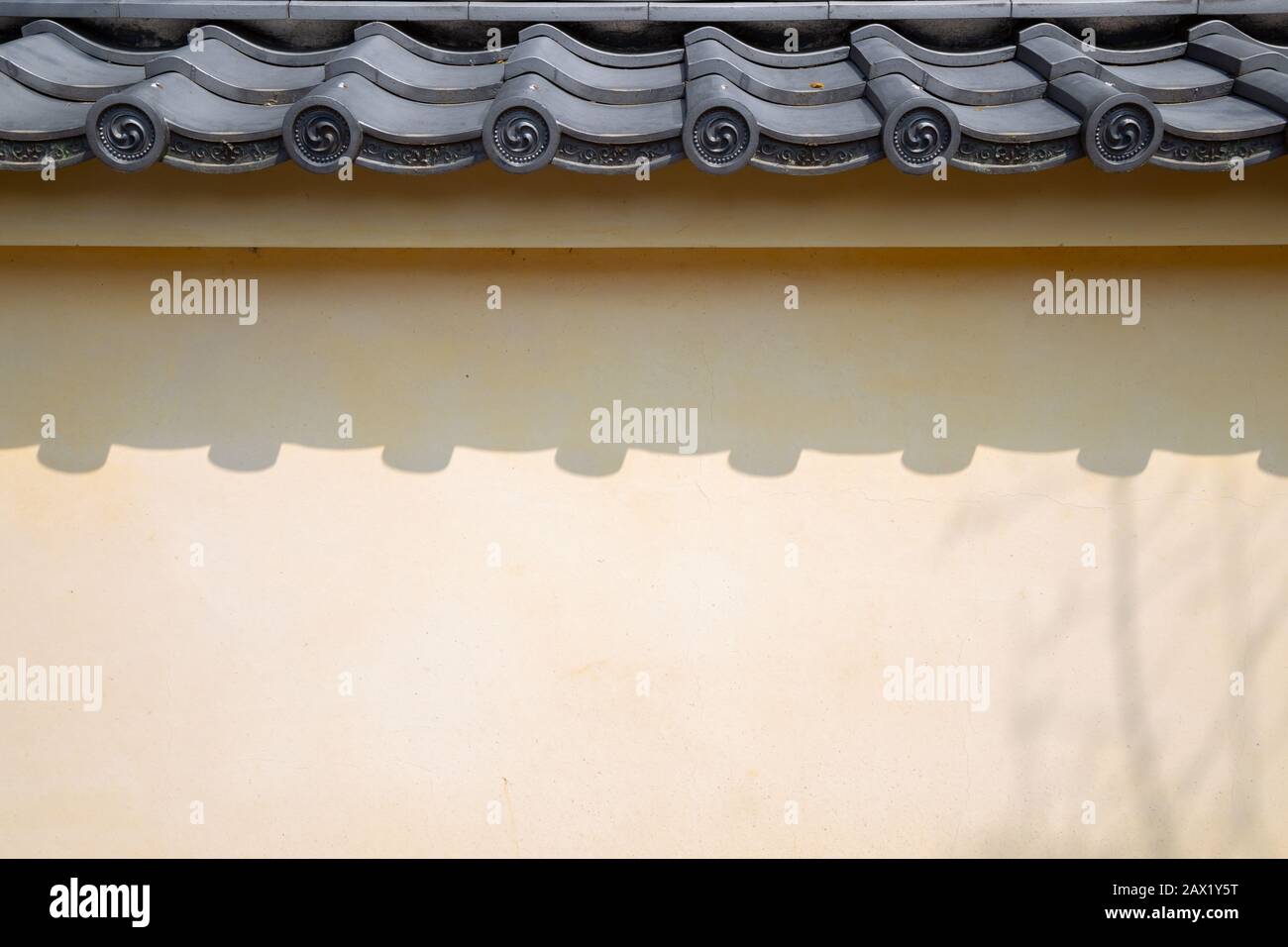 Japanese traditional wall and tile roof background Stock Photo - Alamy