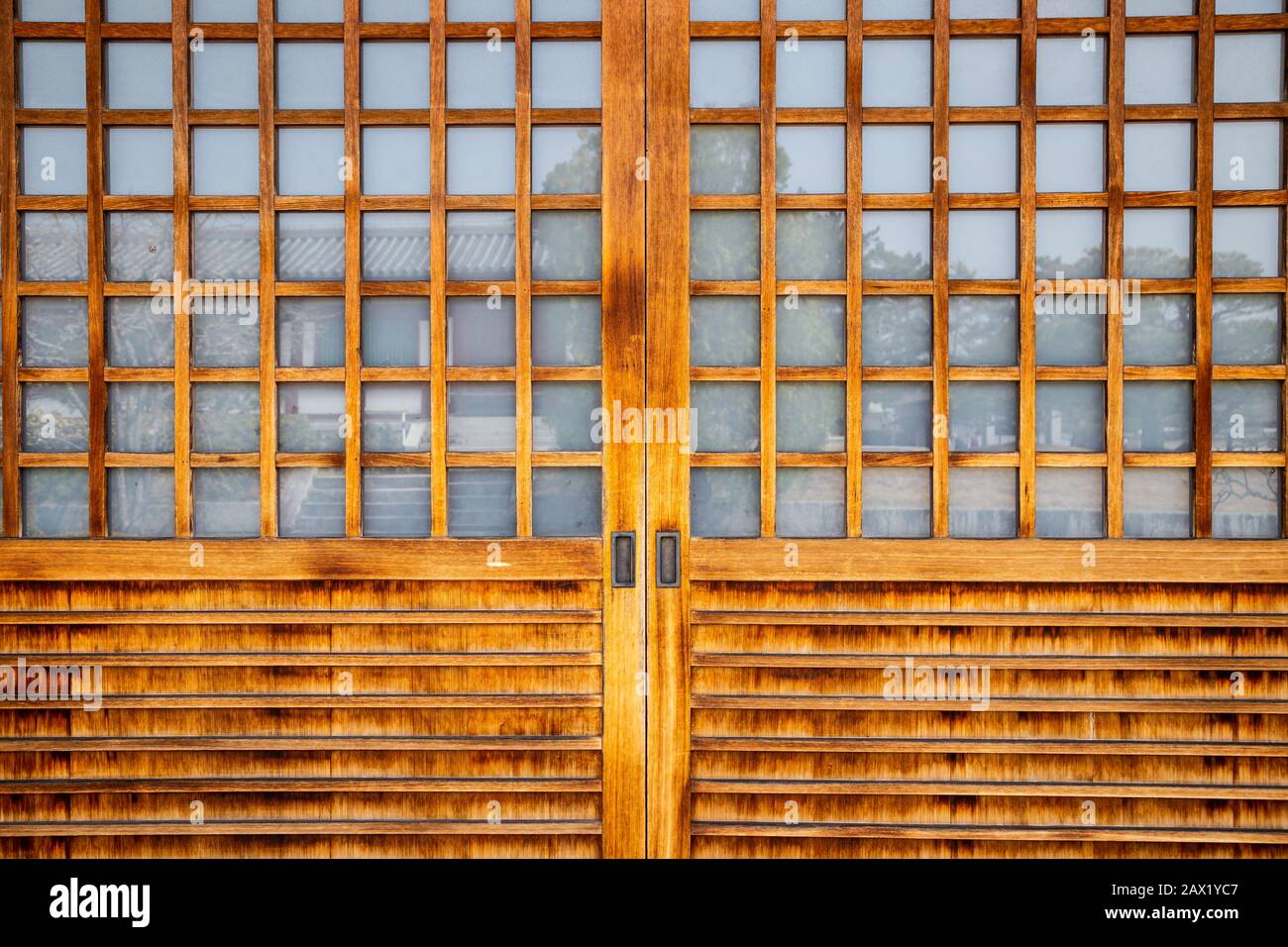 Japanese temple wooden door wall hi-res stock photography and images ...