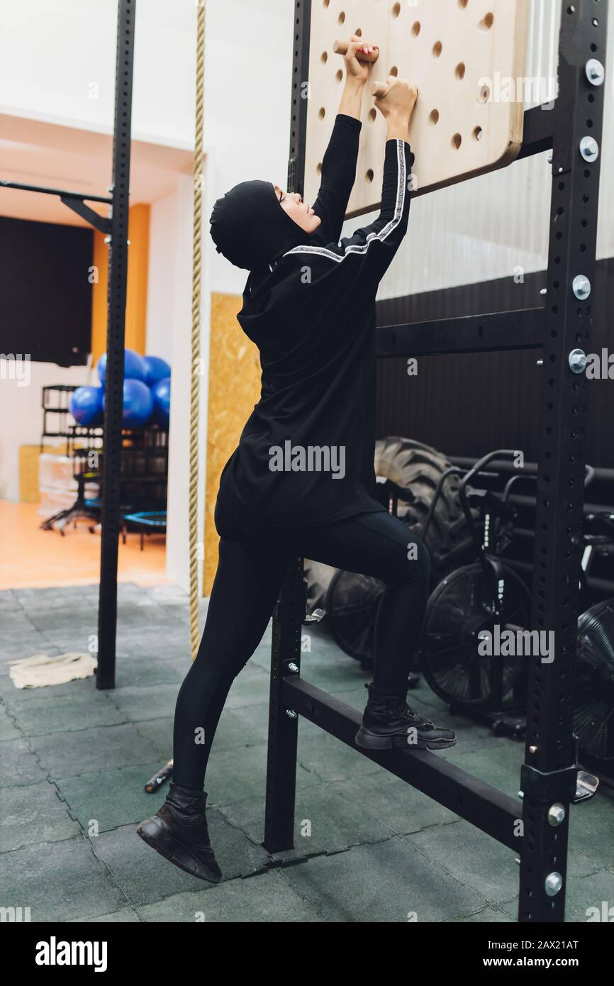 Muslim asian woman in hijab exercizing in a gym Stock Photo - Alamy