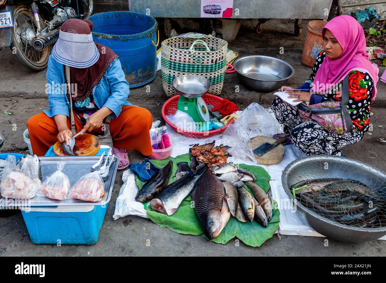Women cleaning fish hi-res stock photography and images - Alamy