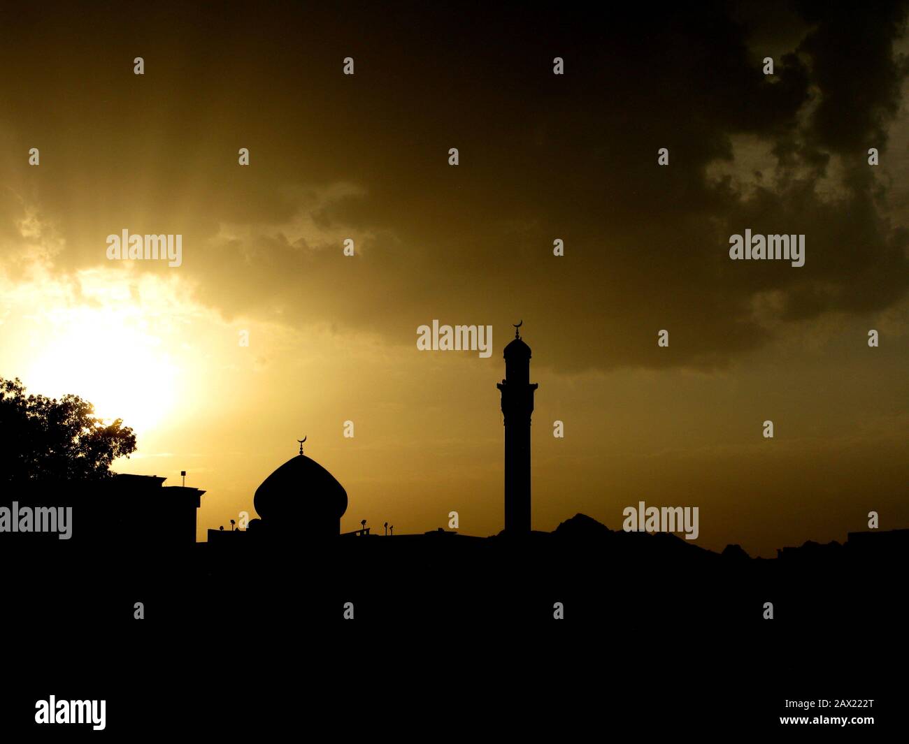Al Lawati mosque, Mutrah, Muscat, evening silhouette Stock Photo - Alamy