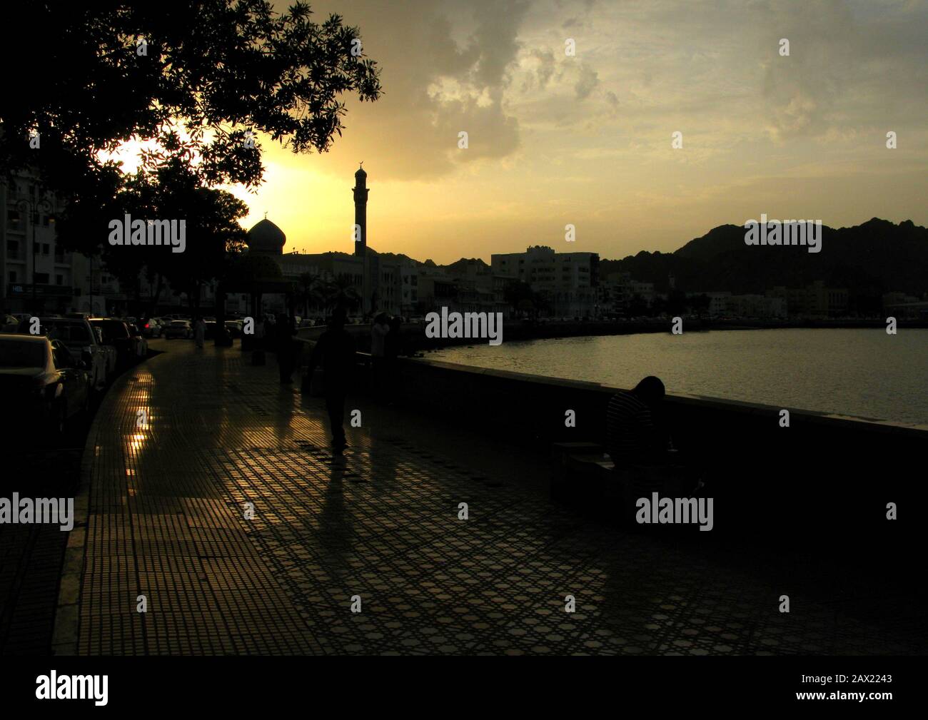 Al Lawati mosque, Mutrah, Muscat, evening silhouette Stock Photo - Alamy