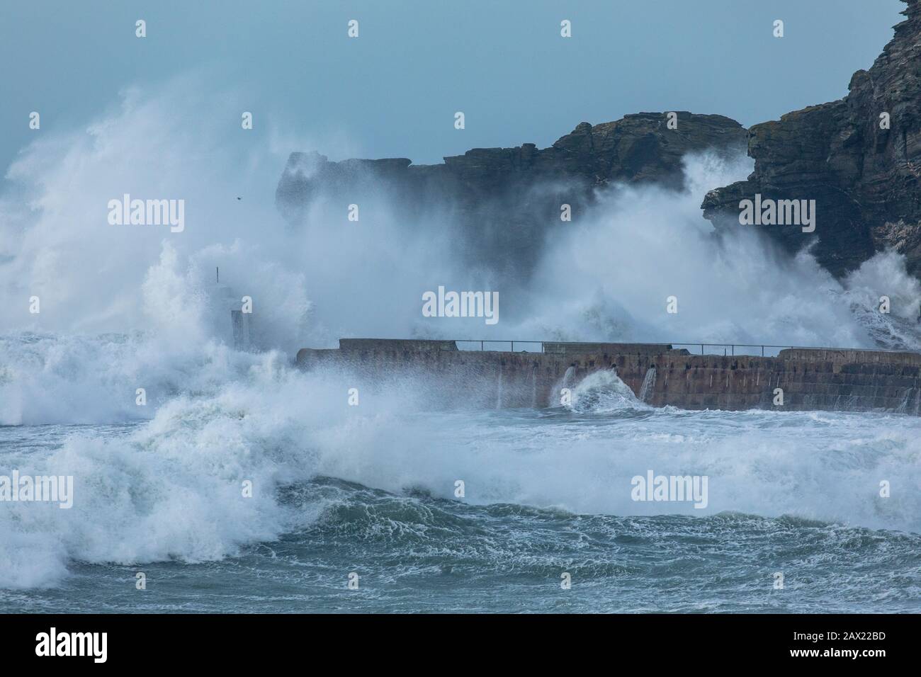 Cornish waves hi-res stock photography and images - Alamy