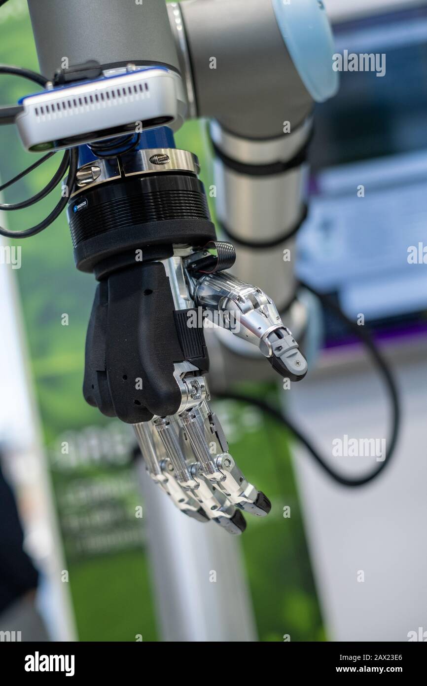 Artificial metal and plastic robotic hand Stock Photo - Alamy