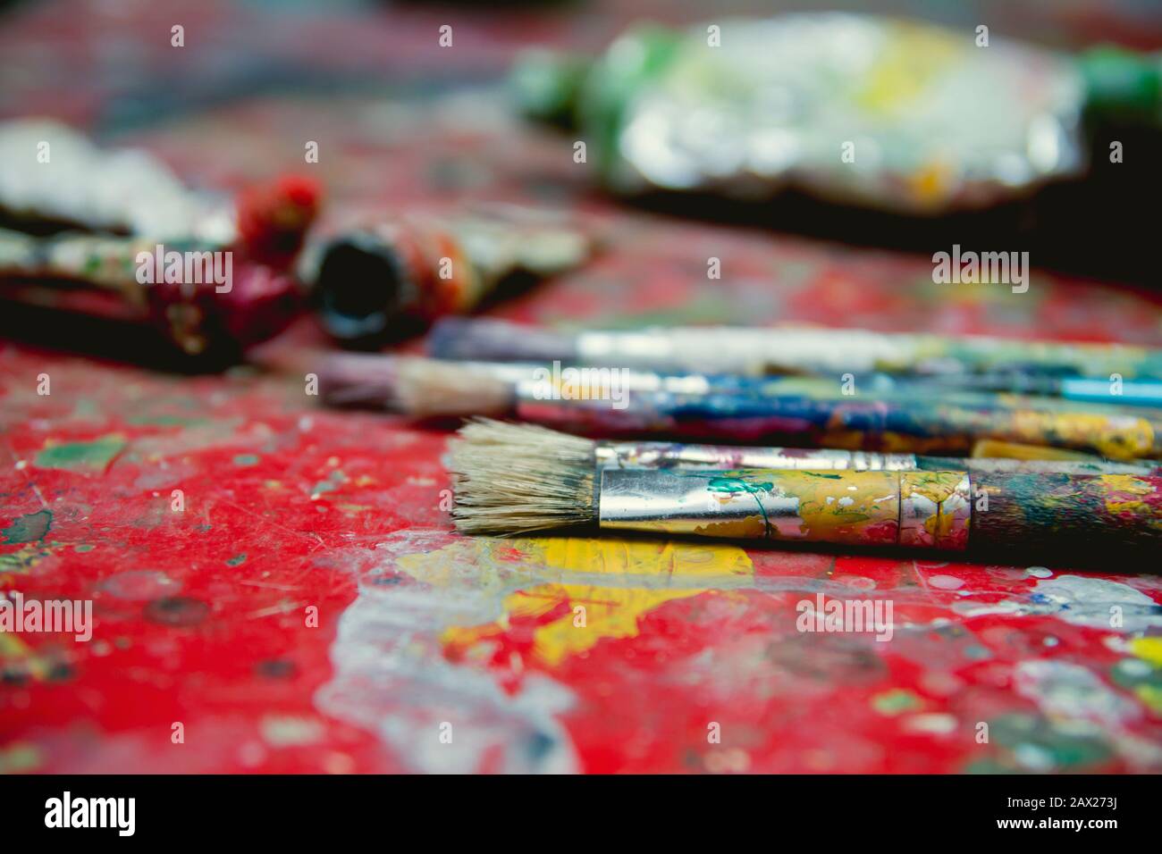 Old tubes of oil paint hi-res stock photography and images - Alamy
