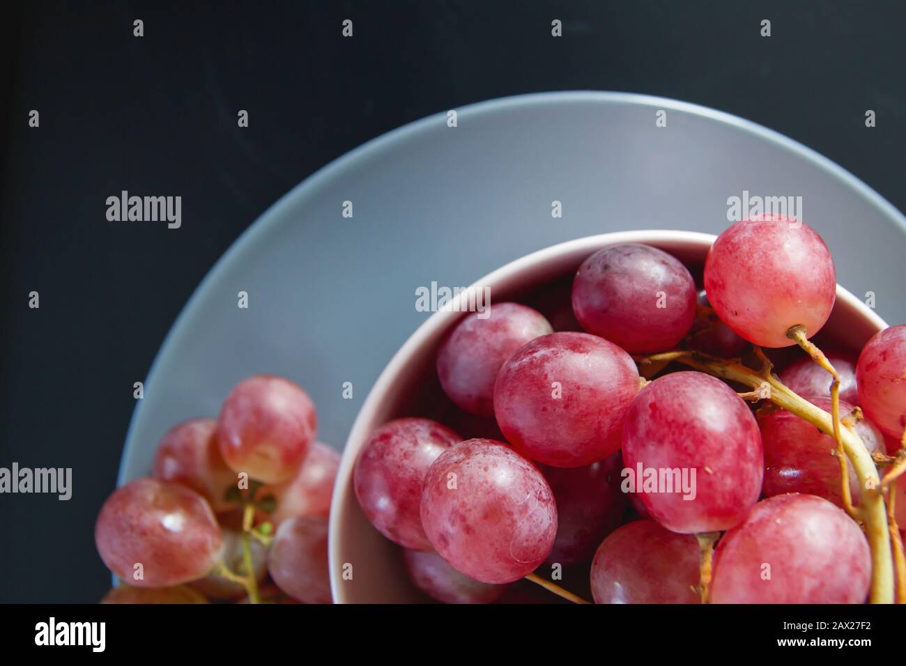 Red sweet grapes on a bowl Stock Photo - Alamy