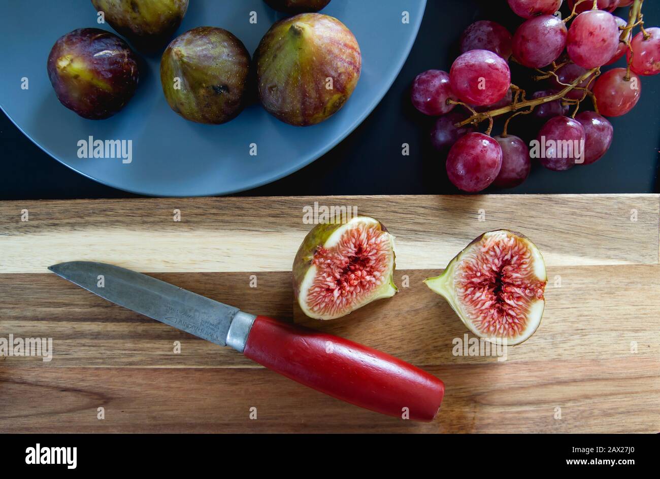 Fresh grapes and figs on the kitchen table Stock Photo - Alamy