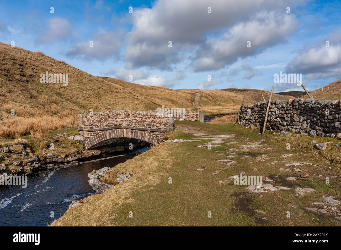 Ling Gill Bridge on The Pennine way in Ribblesdale Stock Photo - Alamy