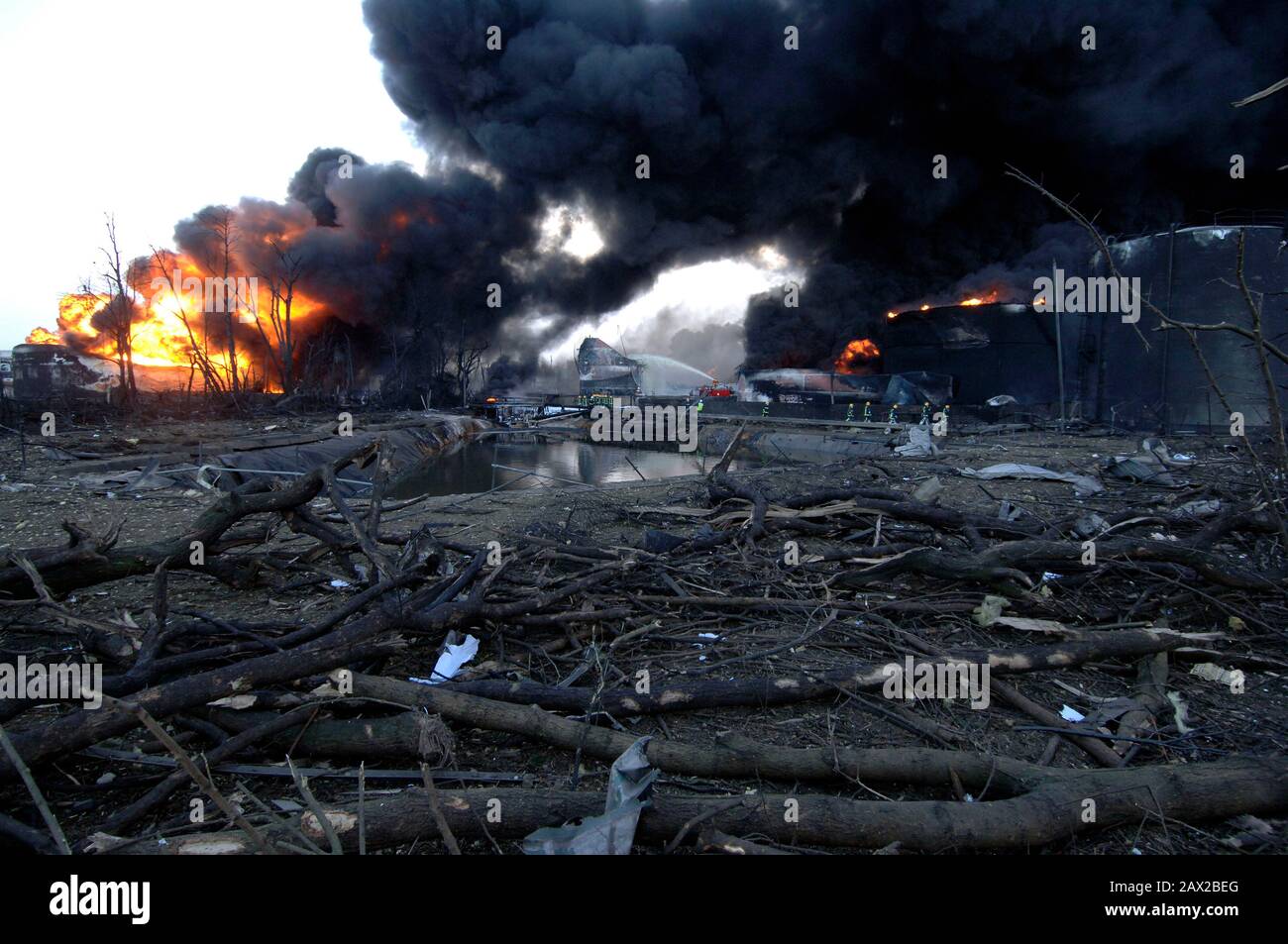 The fire at the buncefield oil depot in hemel hempstead hi-res stock ...