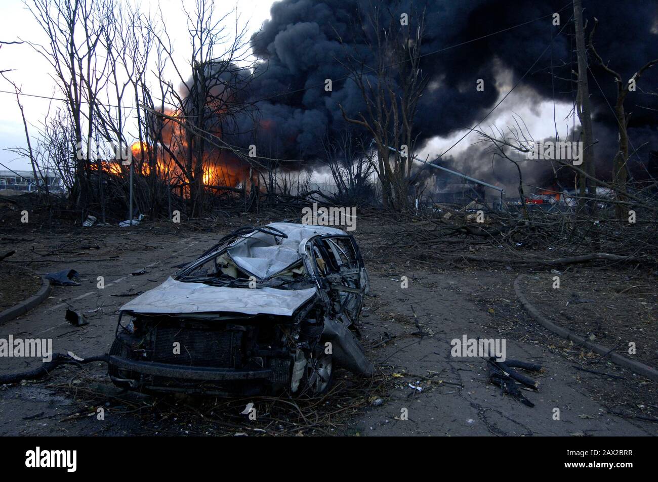 The fire at the buncefield oil depot in hemel hempstead hi-res stock ...