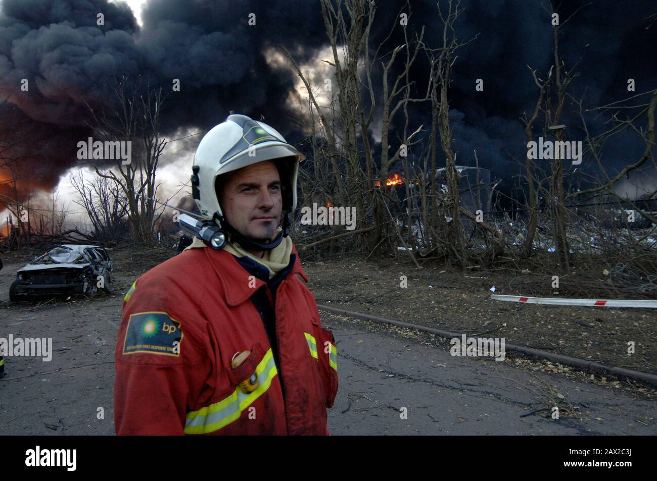 The fire at the buncefield oil depot in hemel hempstead hi-res stock ...