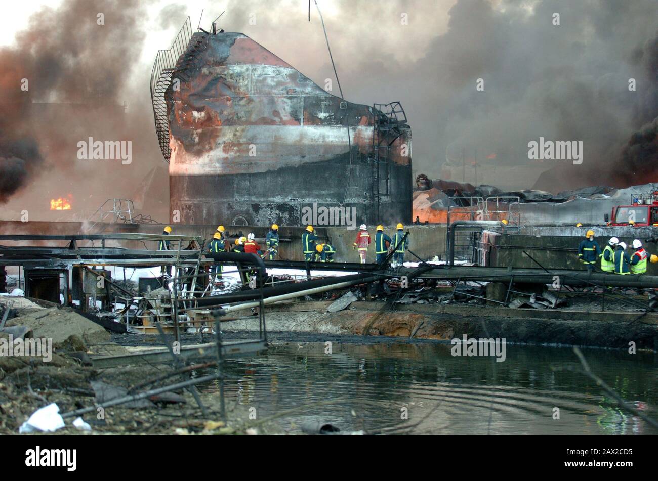 The fire at the buncefield oil depot in hemel hempstead hi-res stock ...