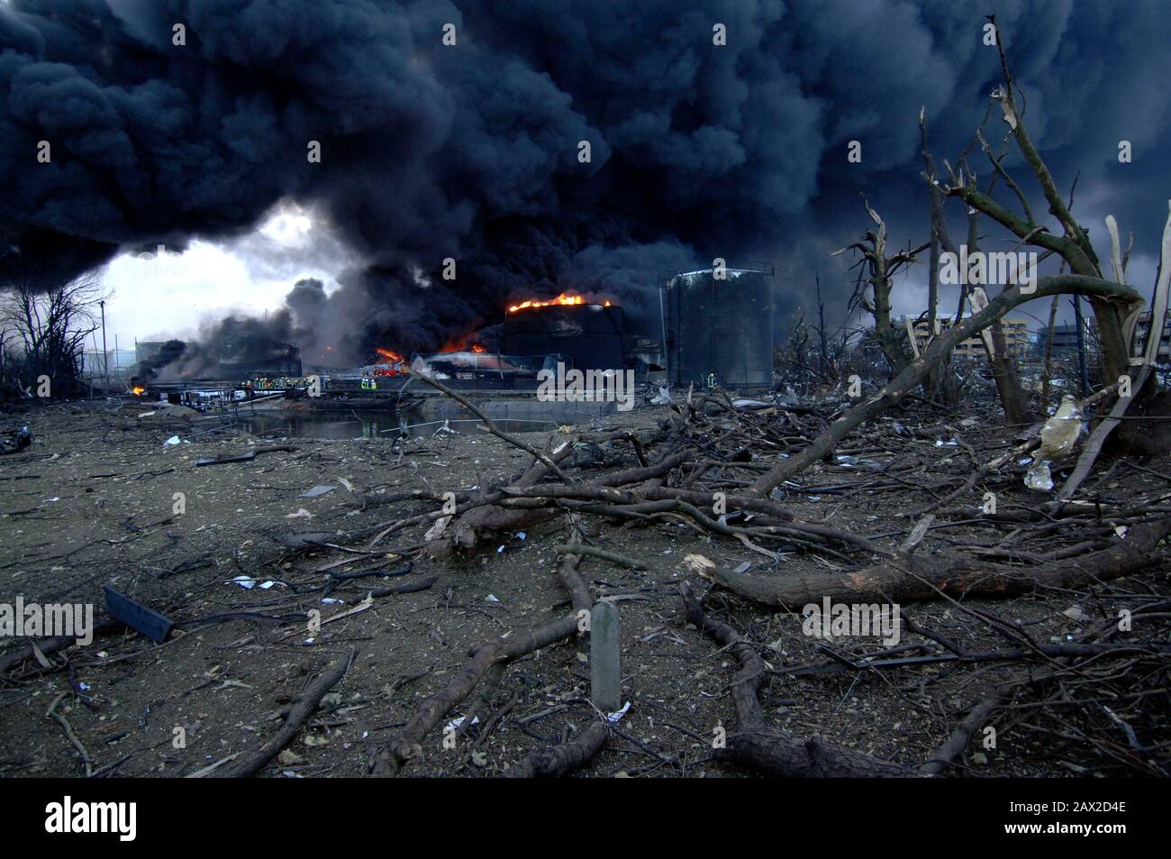 The fire at the buncefield oil depot in hemel hempstead hi-res stock ...