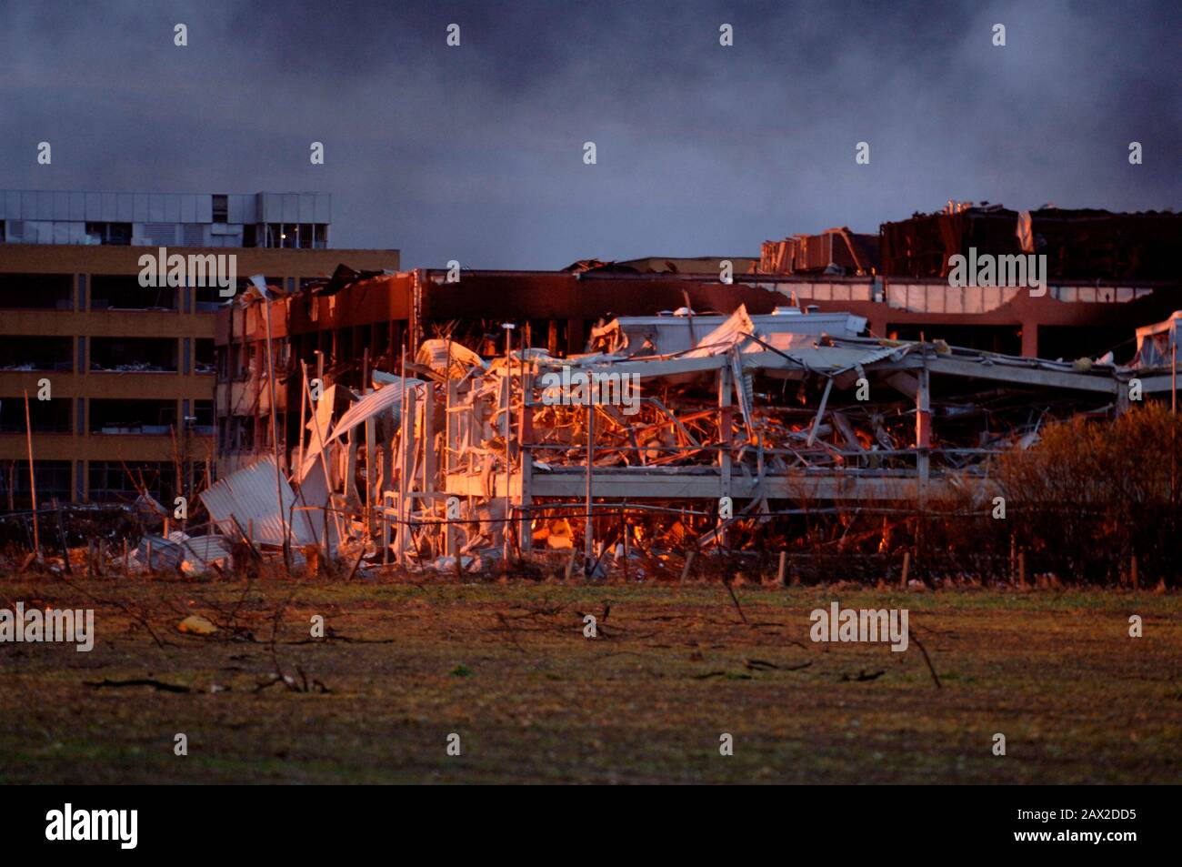 The fire at the buncefield oil depot in hemel hempstead hi-res stock ...