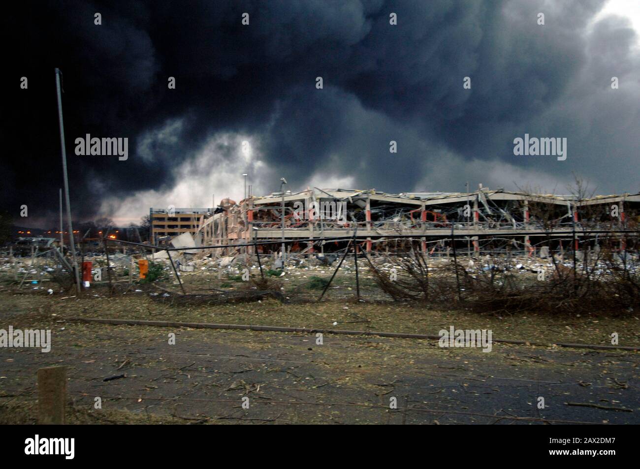 The buncefield oil depot in hemel hempstead hi-res stock photography ...