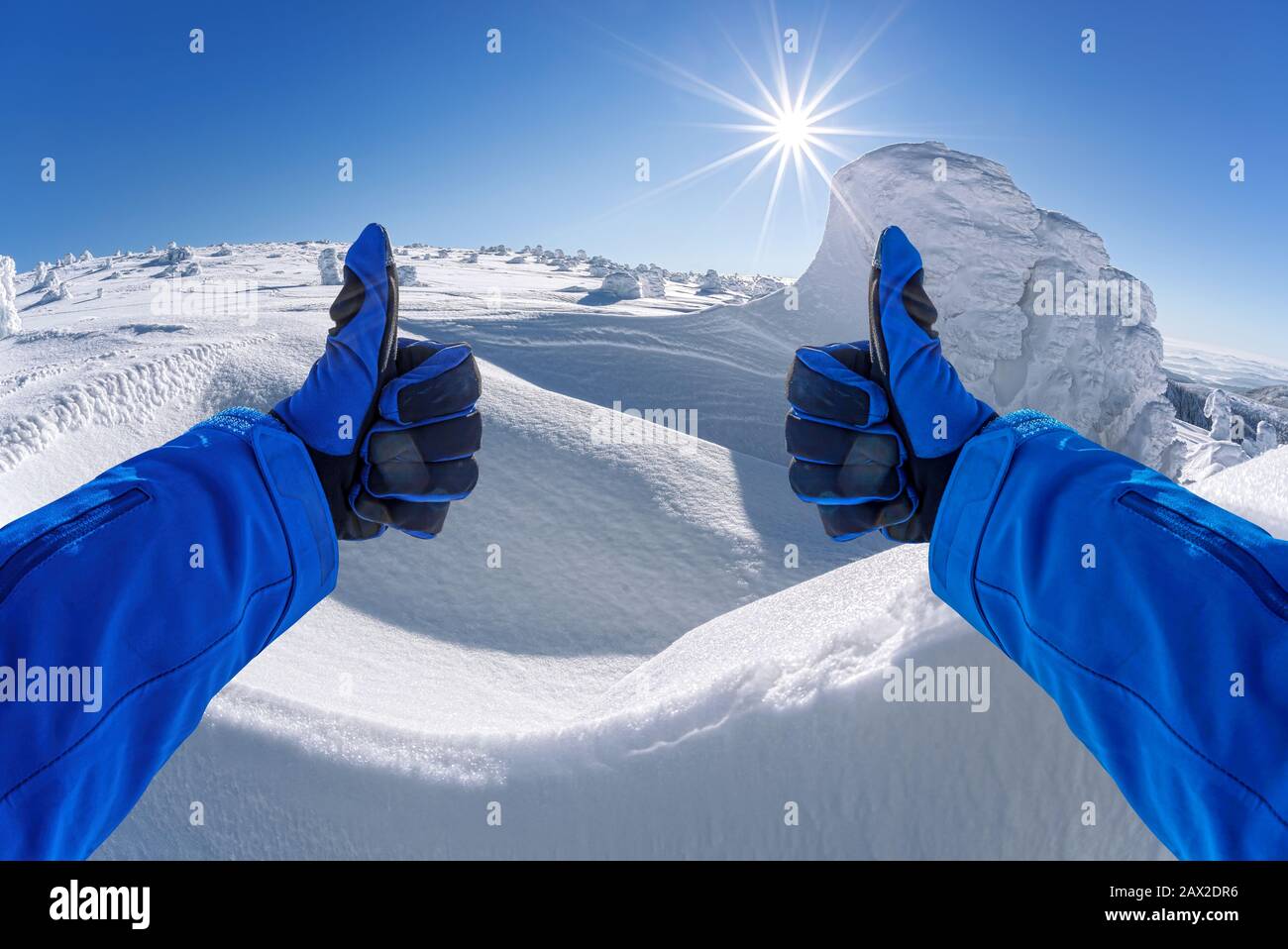 Hand shows thumbs up hi-res stock photography and images - Alamy