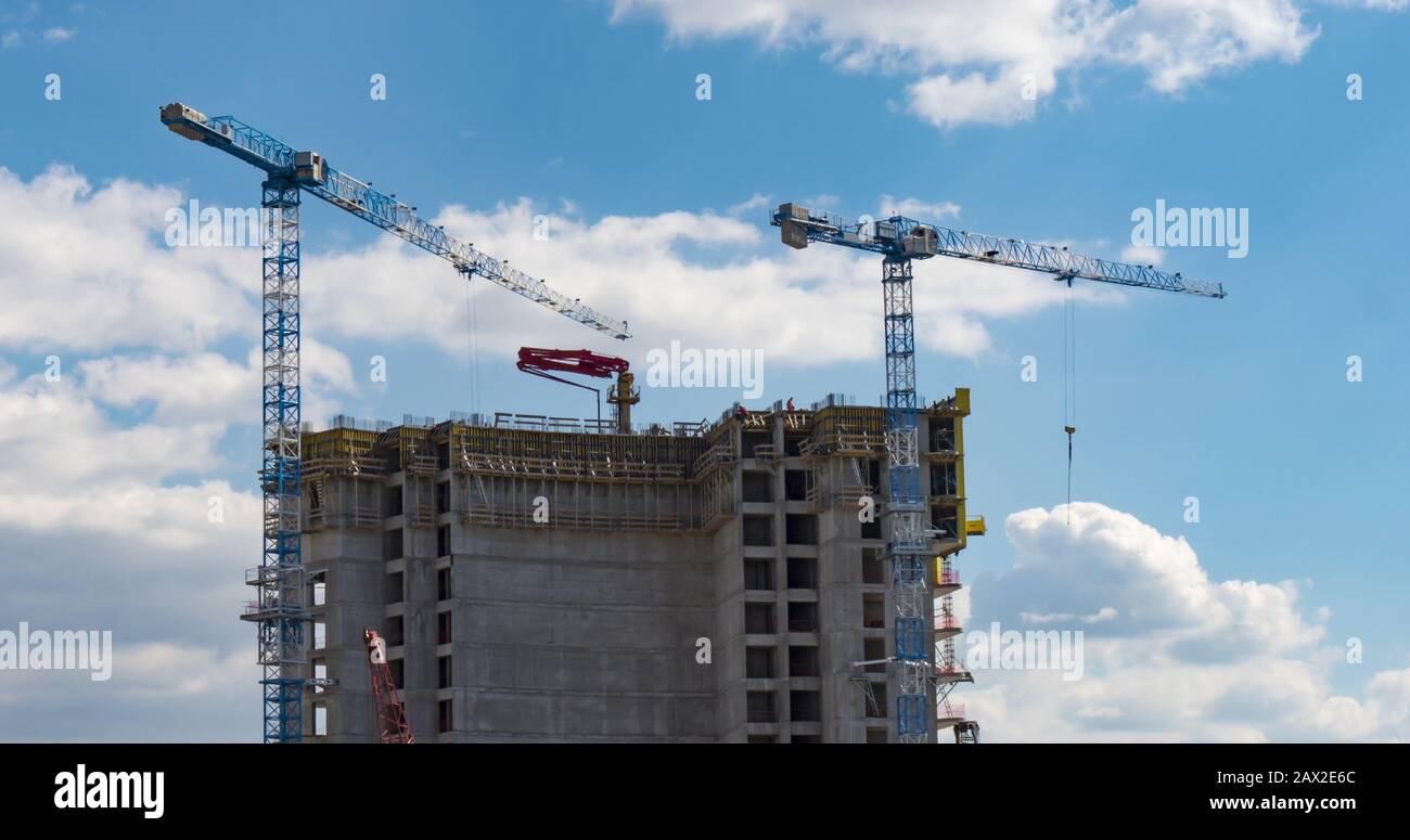 Workers crane skyscraper hi-res stock photography and images - Alamy