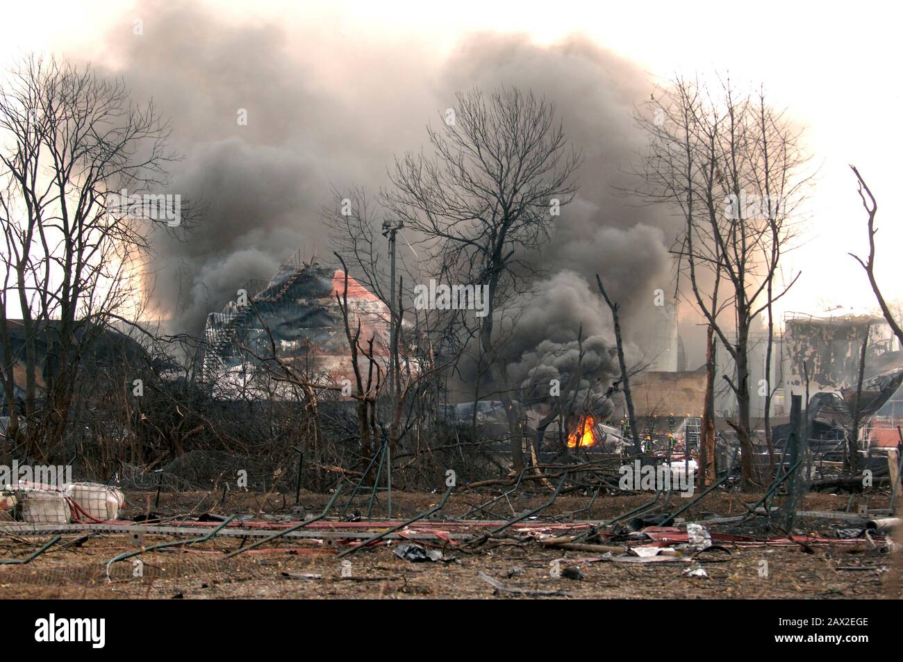 The fire at the buncefield oil depot in hemel hempstead hi-res stock ...