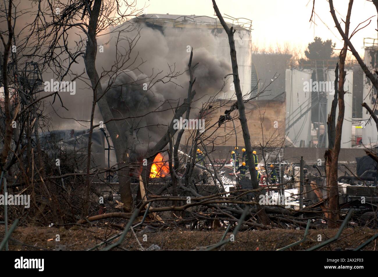 The fire at the buncefield oil depot in hemel hempstead hi-res stock ...