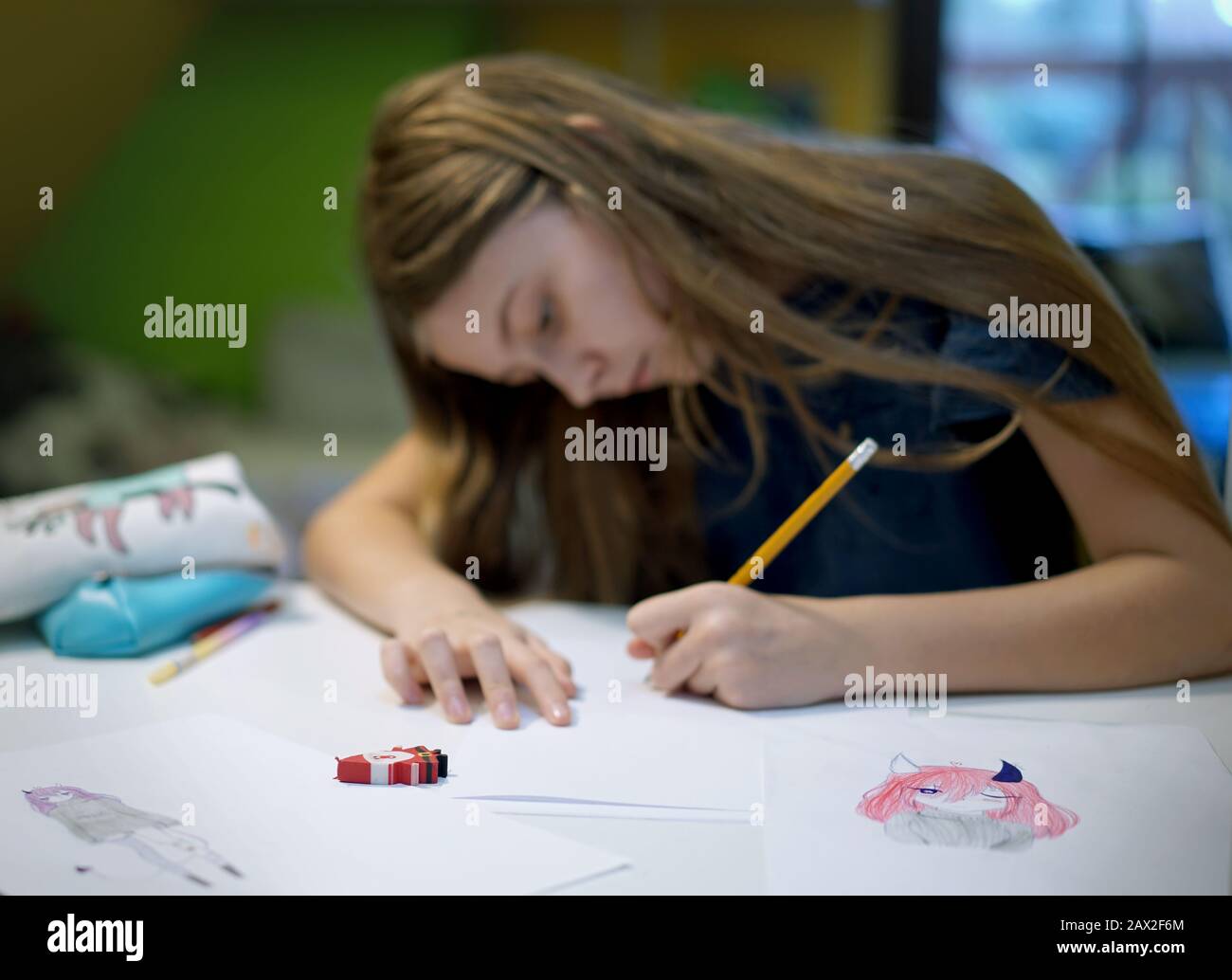 Teen drawing paper hi-res stock photography and images - Alamy