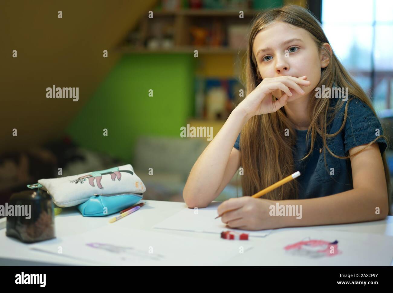 Child drawing hi-res stock photography and images - Alamy