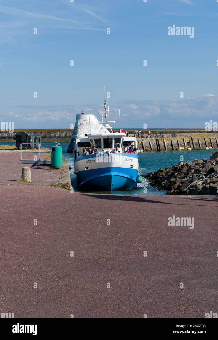 Amphibious boat ferry hi-res stock photography and images - Alamy