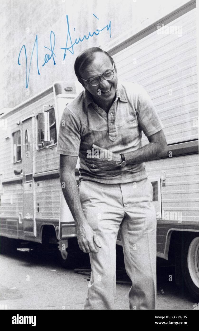 1975 , USA : The american writer and playwriter NEIL SIMON ( born July ...