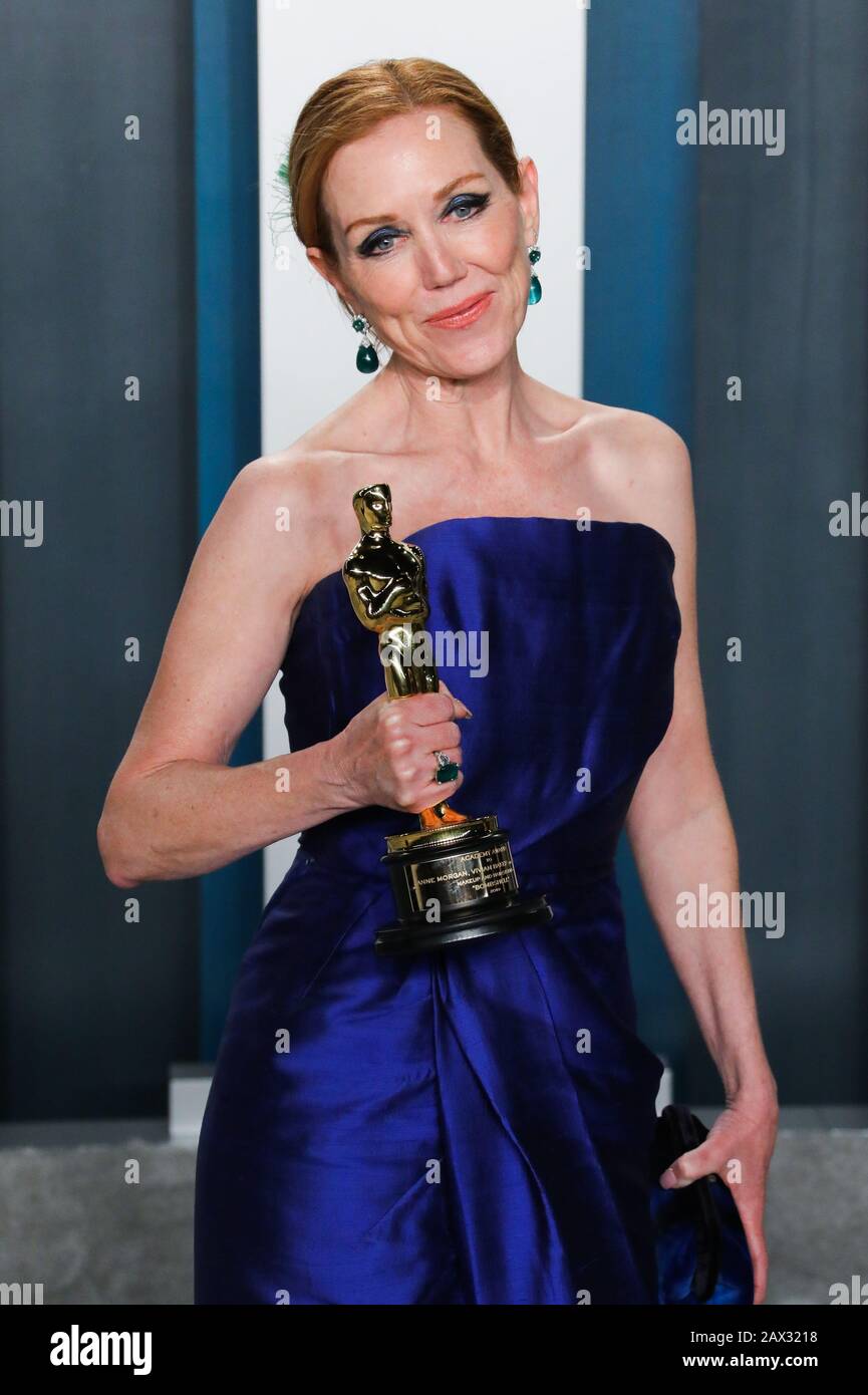 Anne Morgan walking on the red carpet at the 2020 Vanity Fair Oscar ...