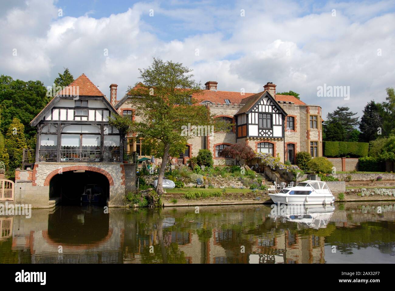 Thames side dwelling hi-res stock photography and images - Alamy
