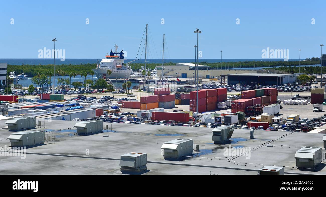 Loading containers crawler crane hi-res stock photography and images ...