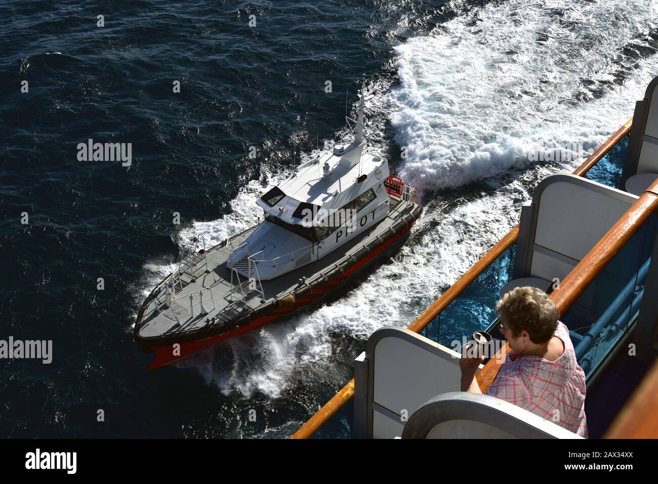 Pilot boat alongside cruise ship hi-res stock photography and images ...