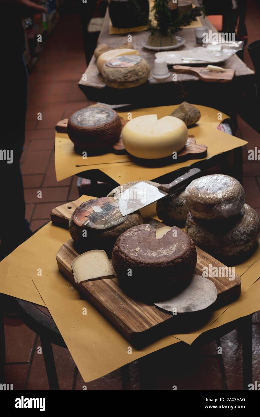 Al dorcia vecchio sheep pecorino hi-res stock photography and images ...