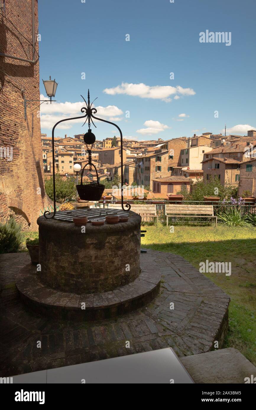 Well with roof hi-res stock photography and images - Alamy