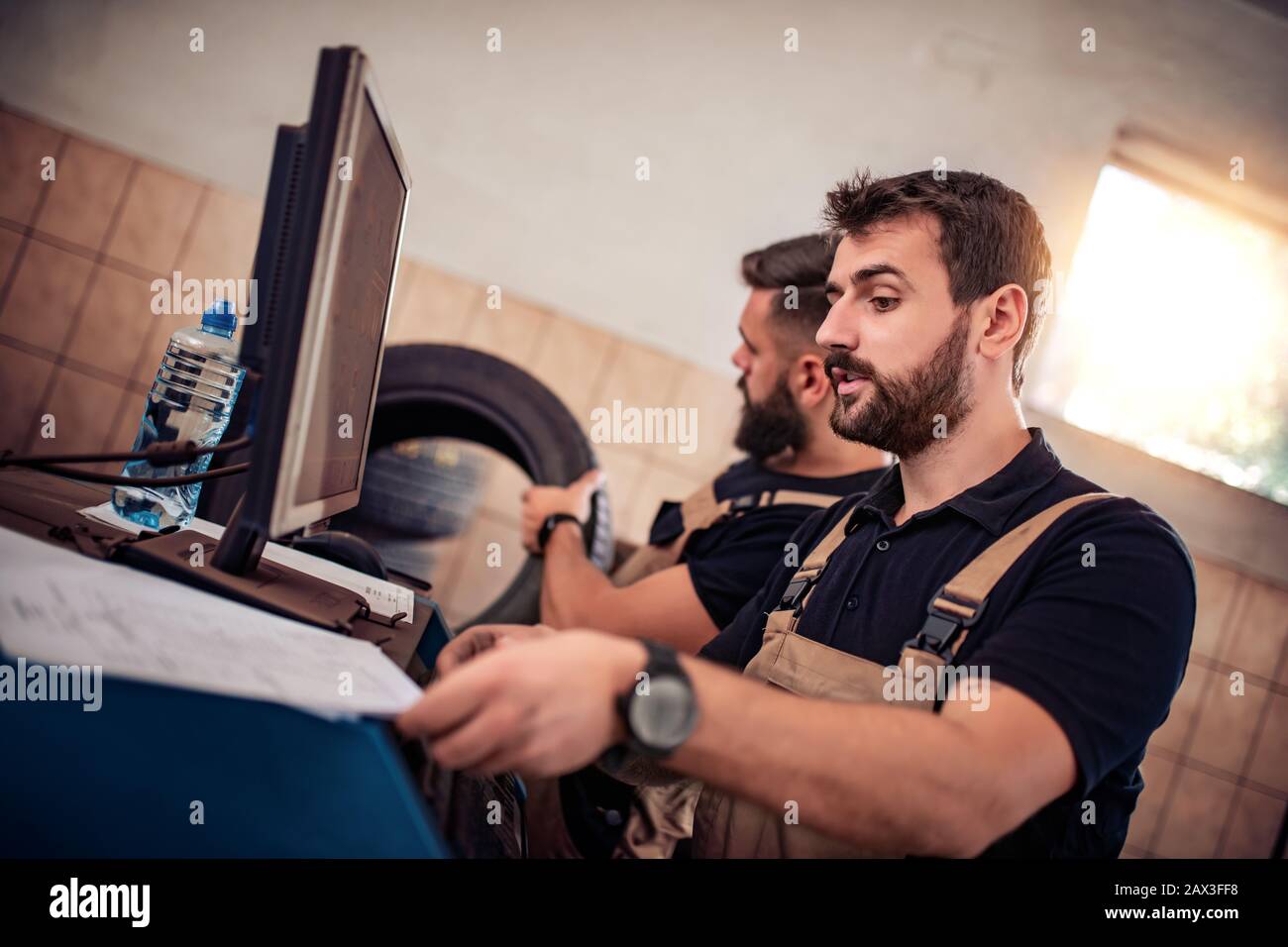 Mechanic using computer auto repair hi-res stock photography and images ...
