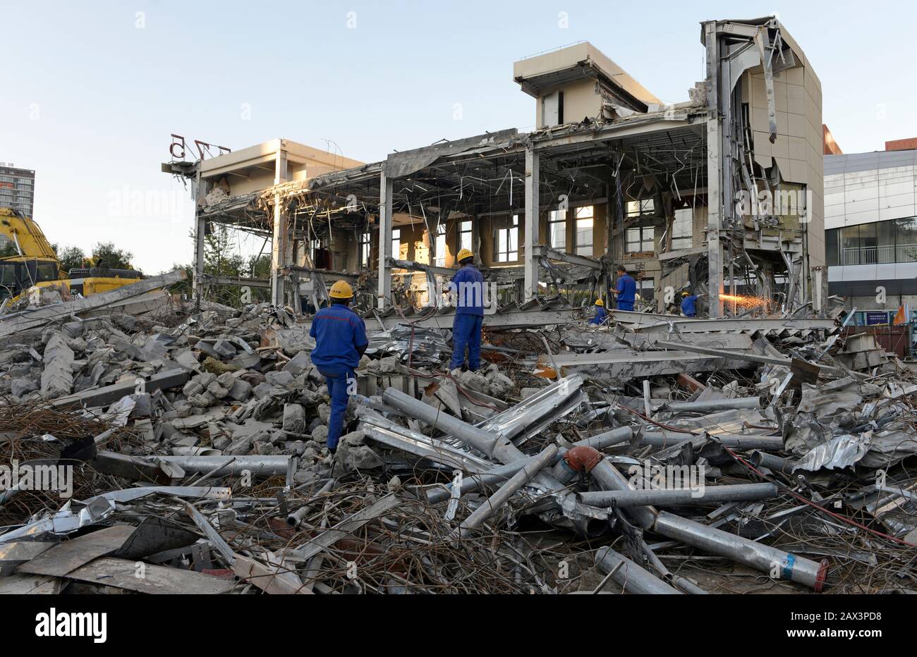 China demolish building hi-res stock photography and images - Alamy
