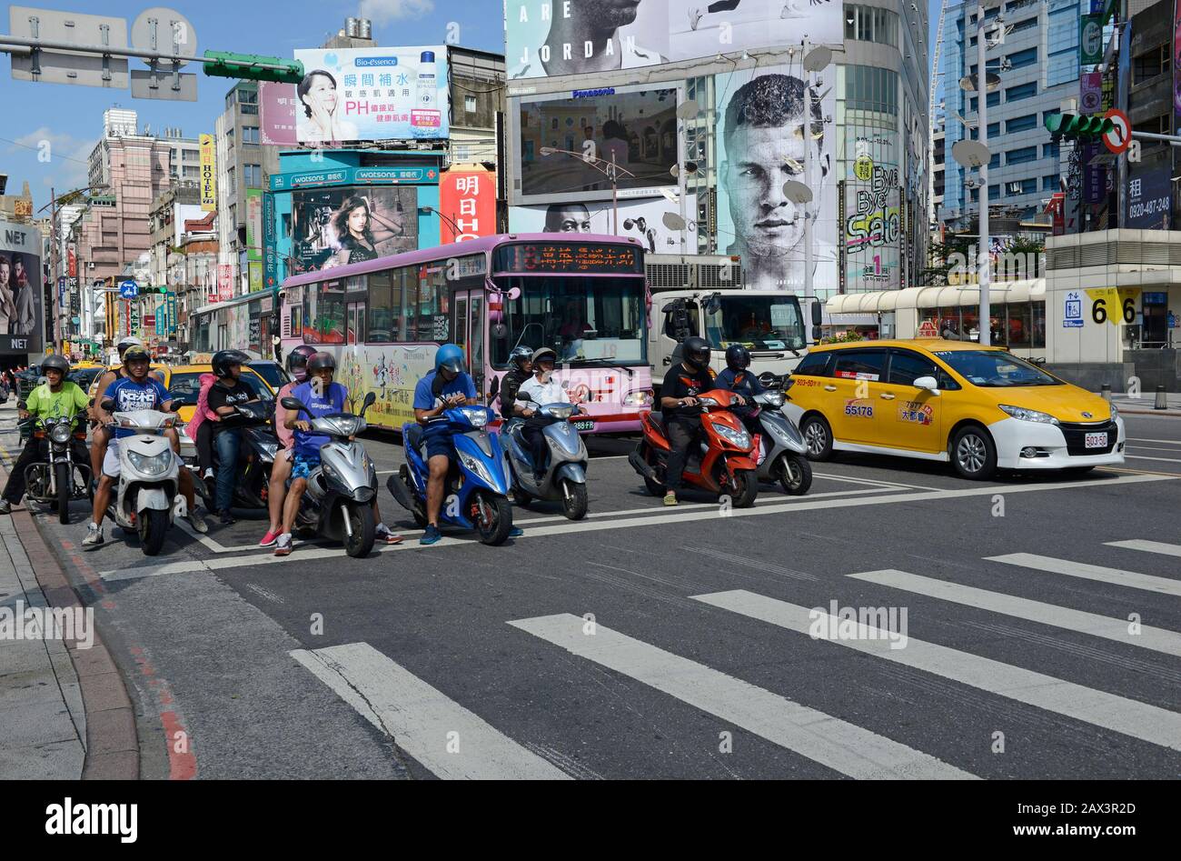 Taipei taiwan scooters traffic hi-res stock photography and images - Alamy