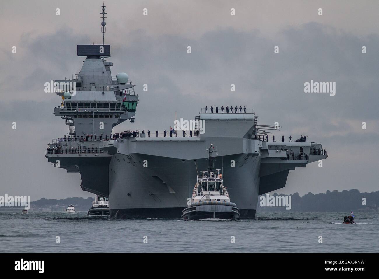 HMS Queen Elizabeth arrives at portsmouth harbour for the first time ...