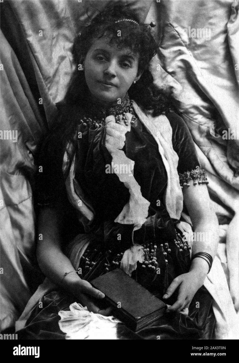 1890 ca , Paris , FRANCE : The french Comedie Française actress REJANE ...