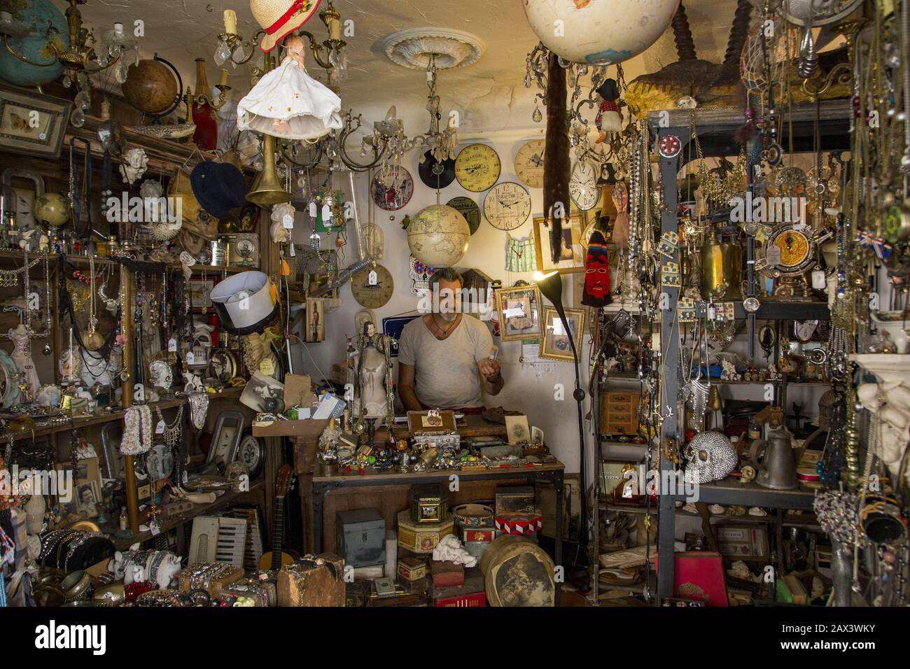 Bric a brac shop hi-res stock photography and images - Alamy