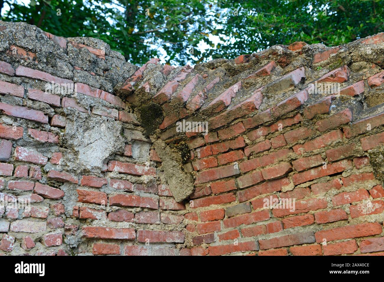 Curved walling hi-res stock photography and images - Alamy