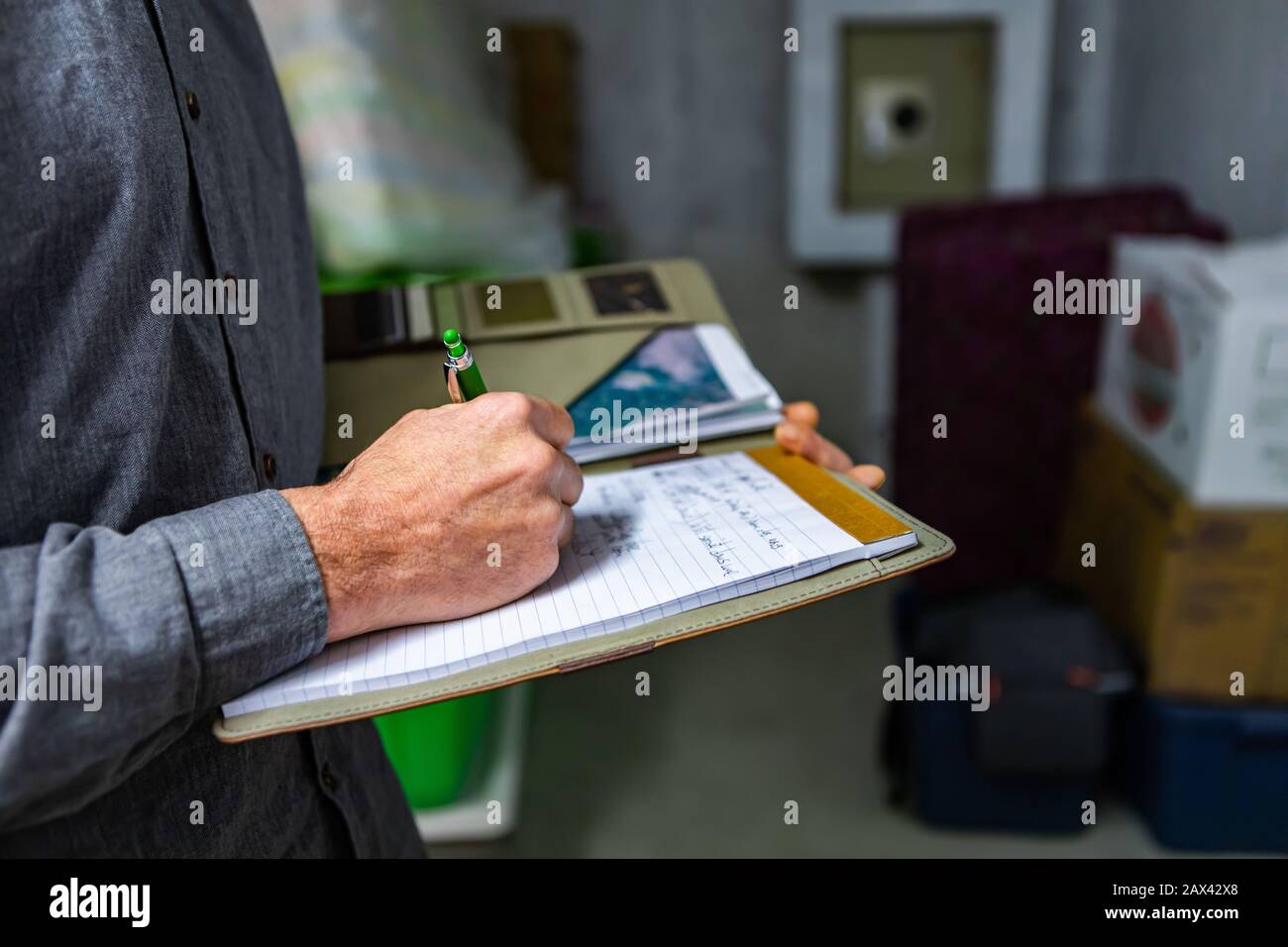 Handwriting notes checklist hi-res stock photography and images - Alamy