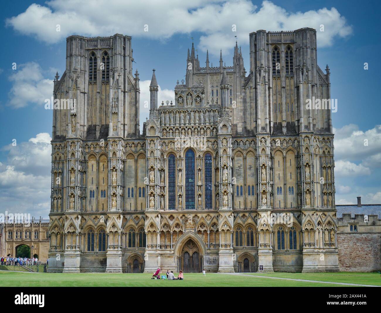 West front of wells cathedral church hi-res stock photography and ...