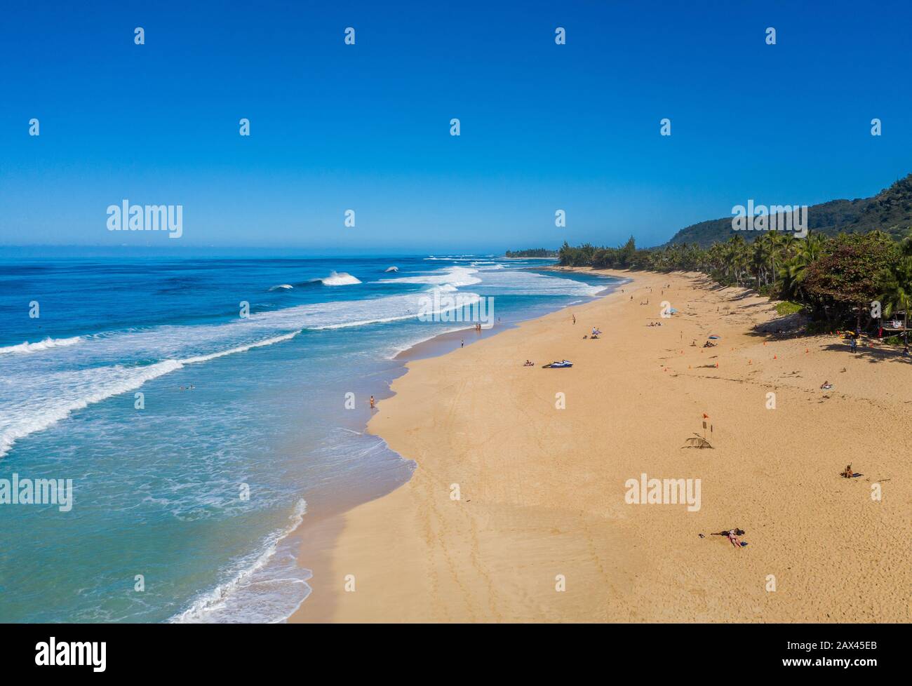 Locals and tourists on the sand beach at Banzai Pipeline on north coast ...