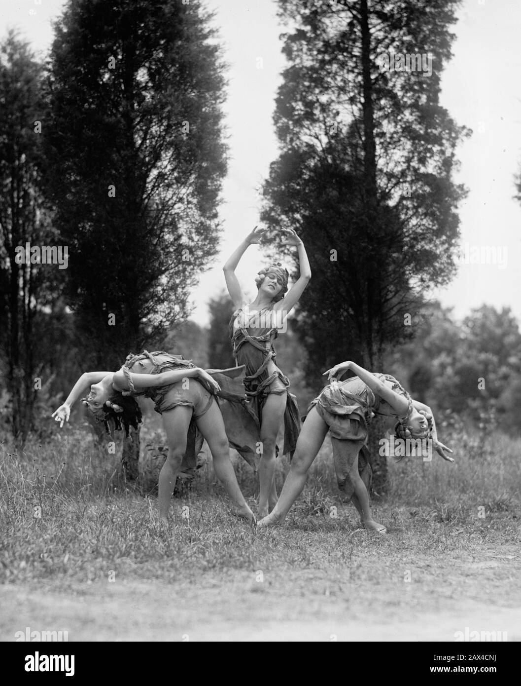 1925 , 30 june , USA : Miss Elsie Robinson ( in center ) of National ...