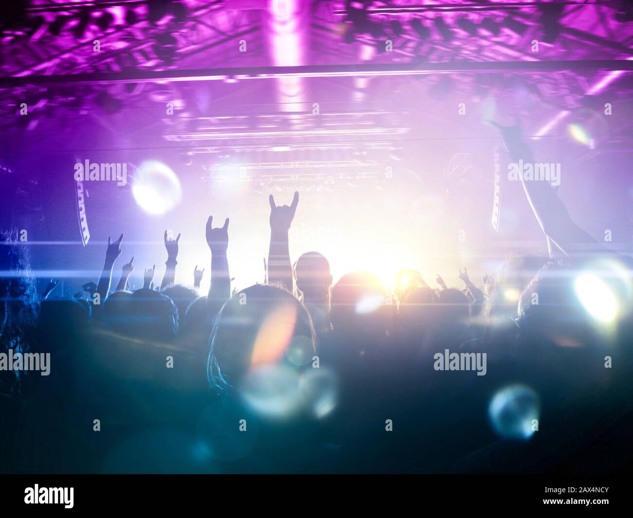 Clapping head shot hi-res stock photography and images - Alamy