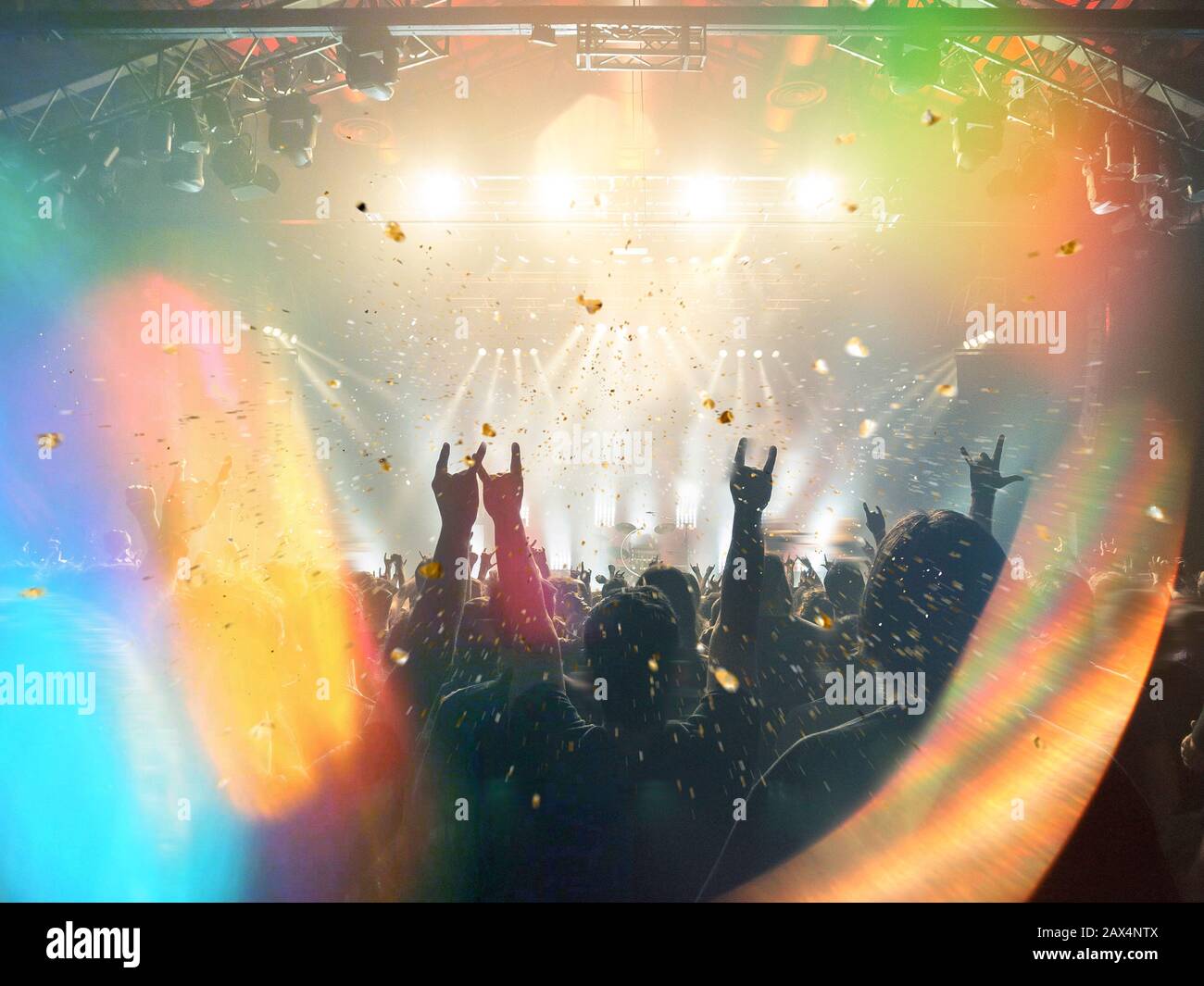 Clapping head shot hi-res stock photography and images - Alamy