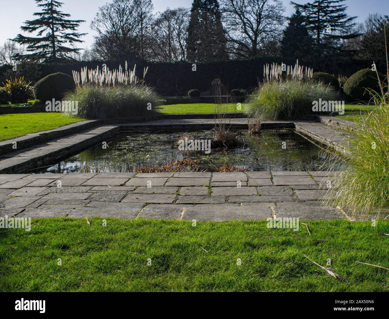 Square pond hi-res stock photography and images - Alamy