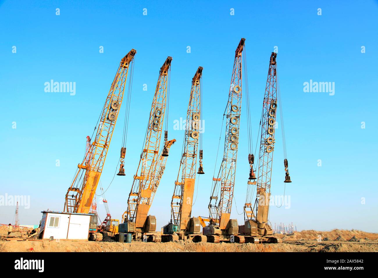 Crawler crane in the construction site Stock Photo - Alamy