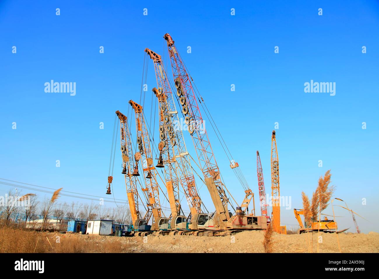 Crawler crane in the construction site Stock Photo - Alamy